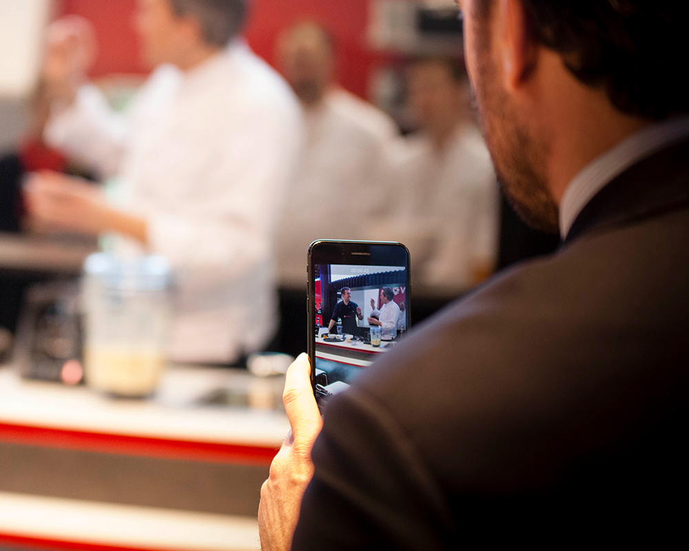 How to Integrating Mobile Phones in Your Trade Show Strategy | Derse